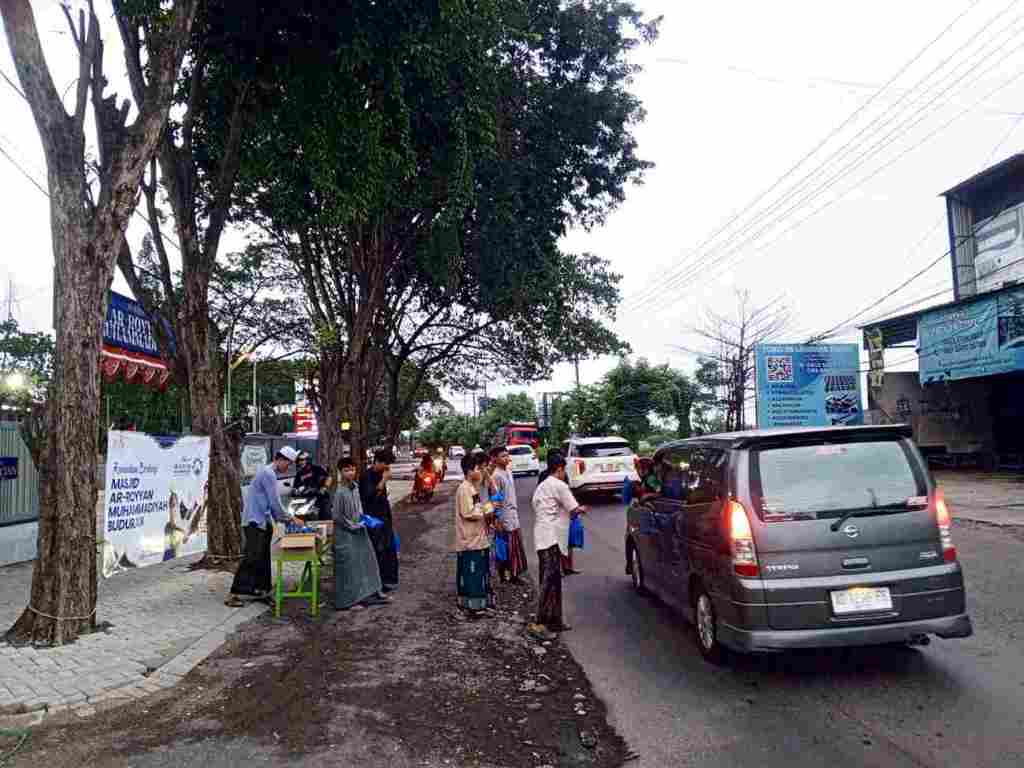 Takjil Dibagikan, Masjid Ar Royyan Buduran Dikenalkan | Majelis Tabligh ...